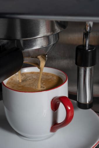 파리 프랑스 08 11 2022 커피와 커피 컵을 만드는 에스프레소 커피 메이커의 세부 사항 강철에 대한 스톡 사진 및 기타 이미지 Istock