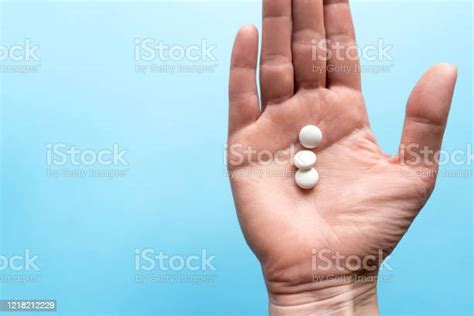 손에 흰색 알약 치료 및 약국 개념 감기와 독감에 대한 스톡 사진 및 기타 이미지 감기와 독감 건강관리와 의술 건강하지