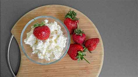 회색 종이 배경에 둥근 나무 절단 보드에 투명 유리 접시에 코 티 지 치즈와 빨간 딸기 수평 배너 복사 공간 위에서 보기 0명에 대한 스톡 사진 및 기타 이미지 Istock