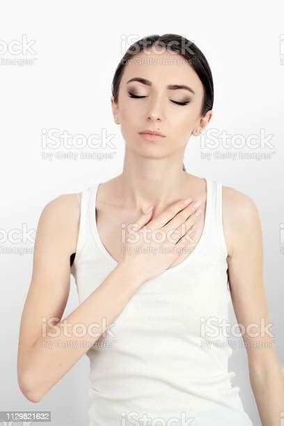 건강입니다 기분 나쁜 통증에 환자 두통 및 발열 손을 잡고 여자 아름 다운 불행 피곤된 자가 고통 스러운 머리에서 고통 받고 아파 하 고 스트레스 건강 관리입니다 높은