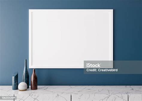 현대 거실의 파란색 벽에 빈 흰색 그림 프레임 미니멀 한 스타일로 인테리어를 모의 여유 공간 사진의 공간을 복사합니다 대리석 콘솔과 꽃병 3d 렌더링 뷰를 닫습니다 모형에