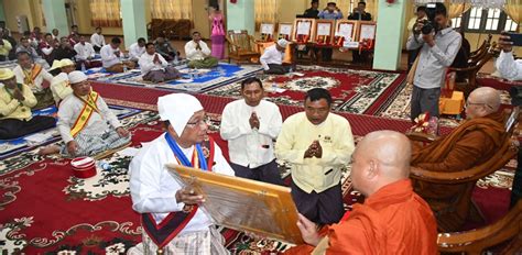 ဗုဒ္ဓဘာသာကလျာဏယုဝအသင်း Ymba ဗဟို မှ ဘွဲ့တံဆိပ်တော်များရရှိသည့် ဆရာတော်ကြီးများနှင့် လူပုဂ္ဂိုလ