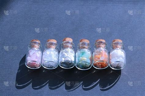 小瓶子里闪闪发光的美丽宝石