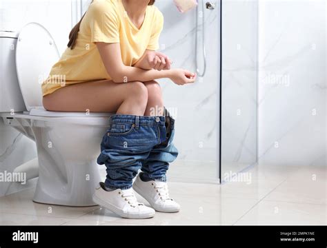 Mujer Haciendo Caca