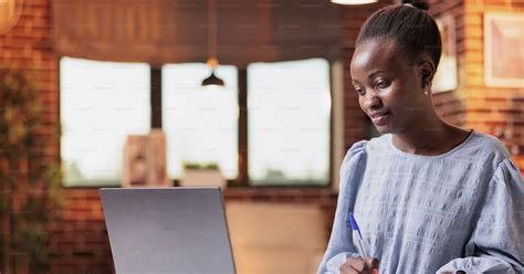 노트북으로 공부하고 노트북에 메모를 하는 여자 여성 아프리카계 미국인 원격 대학생이 교육 튜토리얼을 보고 인터넷에서 온라인 과정을 통해 학습합니다 사진 Unsplash