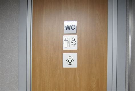 «15 минут ждал очереди в туалет и вдруг оттуда вышел юноша… О правилах хорошего тона в поездах