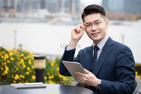 야외 사무실에서 안경을 만지고 비즈니스 남성 회사원 사진 무료 다운로드 Lovepik