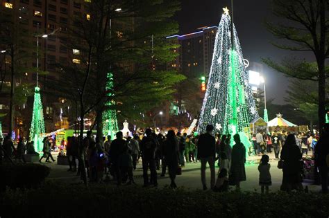 2015年耶誕節系列活動，台中市政府前廣場2015夢幻耶誕樂園，濃濃耶誕氣息宛如嘉年華｜拉拉桑s 旅遊足跡