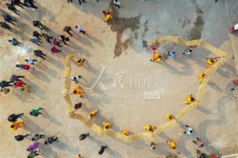 湖南衡阳：“稻草龙”巡游送福祈丰年 人民图片网