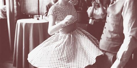 4 Reasons To Delete Tinder And Find Love The Old Fashioned Way YourTango