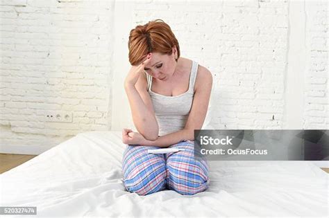 젊은 슬프다 여자 울음소리 좌절감을 음화 또는 긍정적임과 임신 검사 건강 검진에 대한 스톡 사진 및 기타 이미지 건강 검진 건강 검진 결과 건강관리와 의술 Istock