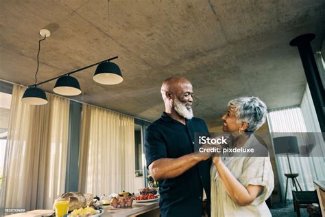 현대 가정 부엌에서 웃음을 나누는 활동적인 은퇴 한 아프리카 계 미국인 커플 2명에 대한 스톡 사진 및 기타 이미지 2명