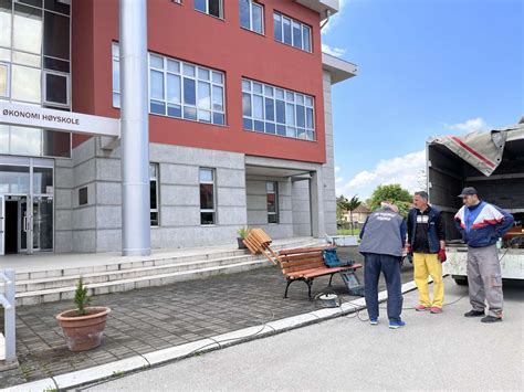 Континуирано радимо на уређењу и улепшавању школског дворишта Одсек Висока пословна школа Лесковац