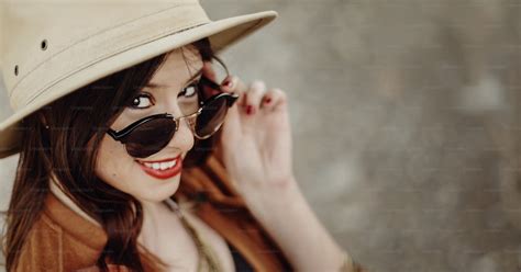 선글라스를 낀 아름다운 세련된 힙스터 여자가 바람이 부는 머리를 하고 웃고 있다 보헤미안 여행자 소녀 집시 모습 산의 해변 근처 대기 순간 텍스트 공간 사진