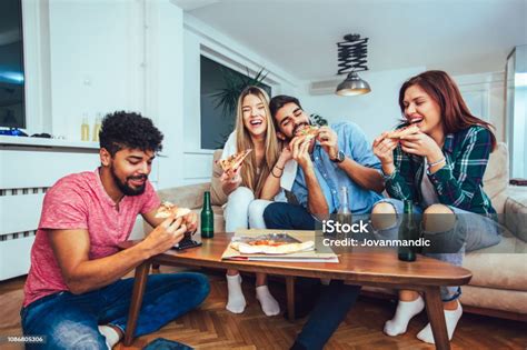 피자를 먹는 젊은 친구의 그룹입니다 홈 파티입니다 패스트 푸드 개념입니다 우정에 대한 스톡 사진 및 기타 이미지 우정 먹기