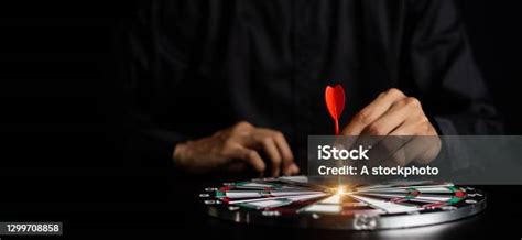 대상 센터 비즈니스 성공 개념을 목표로 다트를 들고 사업가 겨냥에 대한 스톡 사진 및 기타 이미지 겨냥 가리키기 개념 Istock