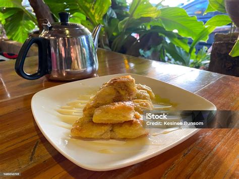 달콤한 바삭바삭한 타이 로티 맛있는 태국 디저트 태국에서 전통 이슬람 음식입니다 태국 길거리 음식 0명에 대한 스톡 사진 및