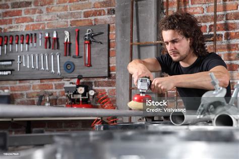 렌치 Diy 개념의 전체 작업대에 와이어 브러시 앵글 그라인더 기계 수리 브러시 및 청소 철 파이프와 홈 워크샵 차고 작업 금속에서 남자 Diy에 대한 스톡 사진 및 기타