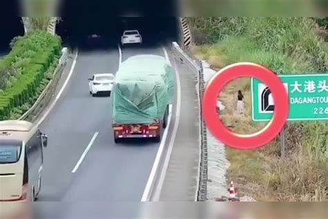 白色轿车高速上任性停车，当场被撞稀巴烂，监控拍下这一幕！监控轿车白色