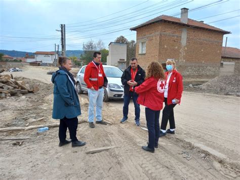 Международната федерация на Червения кръст и Червения полумесец на посещение в карловските села
