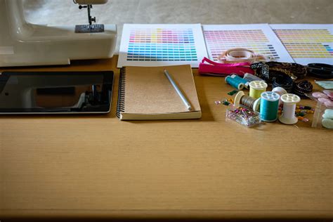 스튜디오에서 패션 디자이너 책상에 장비입니다 아 틀 리에 디자인 일 가위에 대한 스톡 사진 및 기타 이미지 가위 개념 공예 제품 Istock