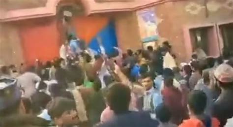 ပါကစ္စတန်မှာ ဒေါသထွက်နေတဲ့ လူအုပ်ကြီးက ဘာသာရေးစော်ကားမှုနဲ့ အချုပ်ကျနေတဲ့ အမျိုးသားကို အကျဉ