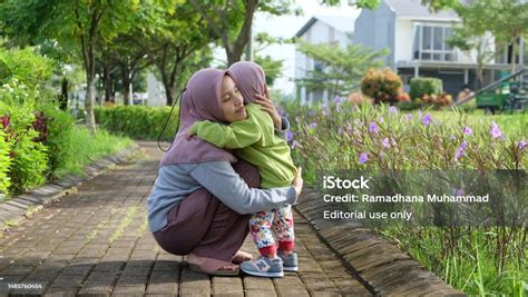 무슬림 어머니와 딸이 서로 껴안고 있다 사랑스러운 순간 히잡에 대한 스톡 사진 및 기타 이미지 히잡 20 29세 2명 Istock