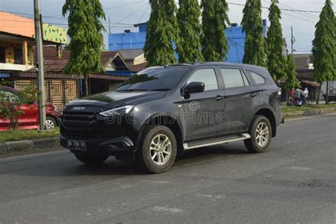 2019 Isuzu Mux Suv 4wd Foto Editorial Imagen De Conducir 254721251