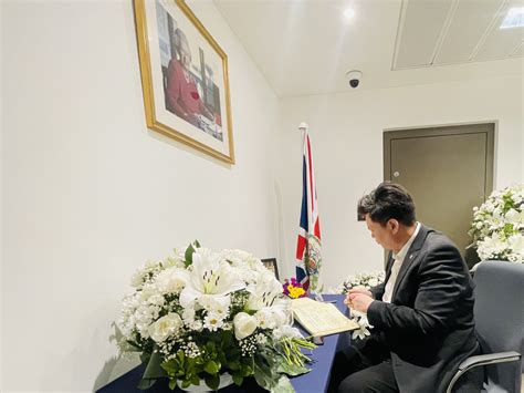 Зарим залуус Английн элчин сайдын яаманд очиж Ii Элизабетад гүн эмгэнэл илэрхийлжээ Isee Mn