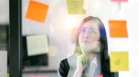 창의적인 사무실에서 접착 노트로 계획하는 젊은 자신감 있는 사업가 계획에 대한 스톡 사진 및 기타 이미지 계획 기업 문화 기업 비즈니스 Istock