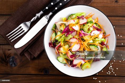 건강 한 채식 야채 샐러드와 신선한 원시 무 당근 셀러리 상 추 참 깨 아마 씨 채식 다이어트 식품 0명에 대한 스톡 사진 및 기타 이미지 Istock