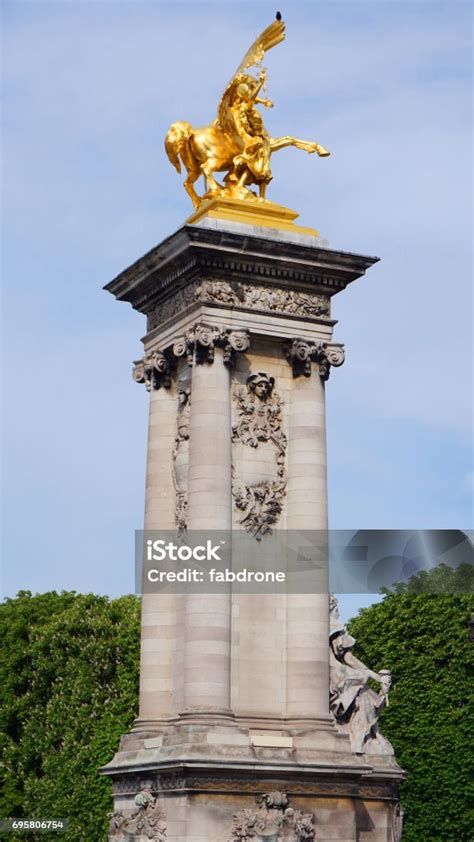 가장 아름 다운 파리의 봄 아침 강 세 느 강 프랑스에 아이코 닉 알렉산더 3 세 다리에서 사진 0명에 대한 스톡 사진 및 기타