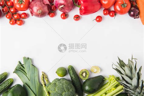 白种背景下孤立的绿色和红绿蔬高清图片下载 正版图片503291156 摄图网