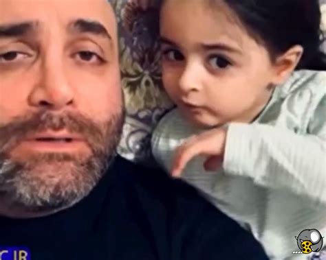 عطسه کردن دختر با مزه سینا سرلک وسط آواز خواندن پدرش در لایو فیلو