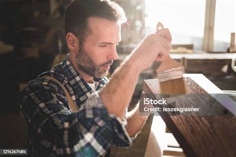 목공 작업장에서 페인트 브러시로 나무 판에 그림을 그리는 장인 가구에 대한 스톡 사진 및 기타 이미지 가구 개선 공예 Istock