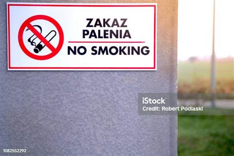 이중 벽 배경 흐리게에 폴란드어와 영어에 서명 없고 흡연 텍스트 따뜻한 태양 오른쪽 상단 개념에 대한 스톡 사진 및 기타 이미지 개념 경계 표지 규칙 Istock