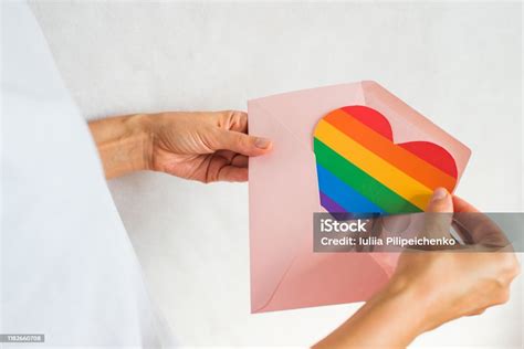 여자는 무지개의 색상에 손 봉투와 마음을 보유하고있다 젊은 아름다운 소녀입니다 성소수자 자부심의 달 나온다 레즈비언 게이 양성