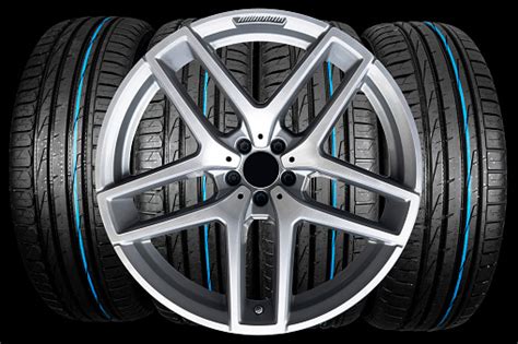 검은 배경에 고립 된 자동차 합금 휠과 타이어 검은 배경에 자동차 용 타이어가있는 새로운 합금 휠 합금 림 절연 자동차 휠 디스크 자동차 예비 부품 새로운에 대한 스톡 사진