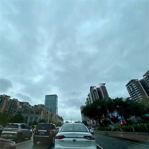 升级！珠海发布全市暴雨红色预警信号深圳发布今年首个暴雨红色预警雨量局部