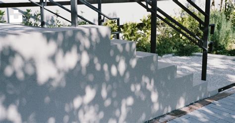 스케이트보드를 타고 계단을 내려가는 남자 사진 Unsplash의 무료 필름 사진 이미지