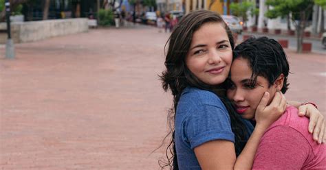 도시에서 포옹하는 라틴 레즈비언 커플 Lgbt 개념 사진 Unsplash의 로맨스 이미지