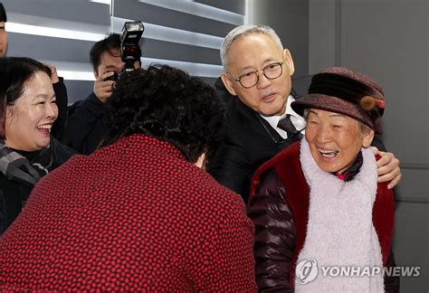 옛 전남도청복원 지킴이 어머니와 인사하는 유인촌 장관 연합뉴스