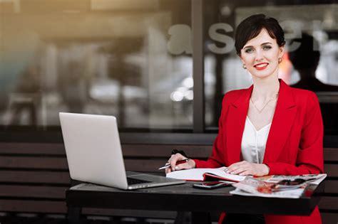 웃고 있는 사업가들이 노트북으로 작업하고 도시의 테라스에 있는 카페에서 메모를 하고 있다 원격의 고객과의 사무원 통신 커피 브레이크 비즈니스 컨셉 30 34세에 대한 스톡