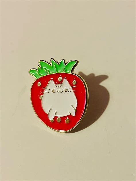 Se Produkter Som Liknar Lilla Katten I Jordgubben Pin P Tradera