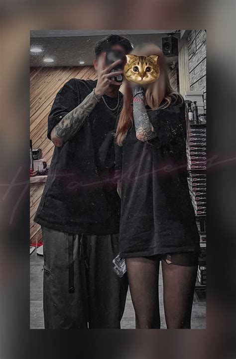 與號稱兄妹的同事 某一天穿了一摸一樣的衣服 被我拉來拍偽情侶的照片 然後她的絲襪破掉了 好瞎 與同事的日常 鏡子乾淨了 與同事的日常