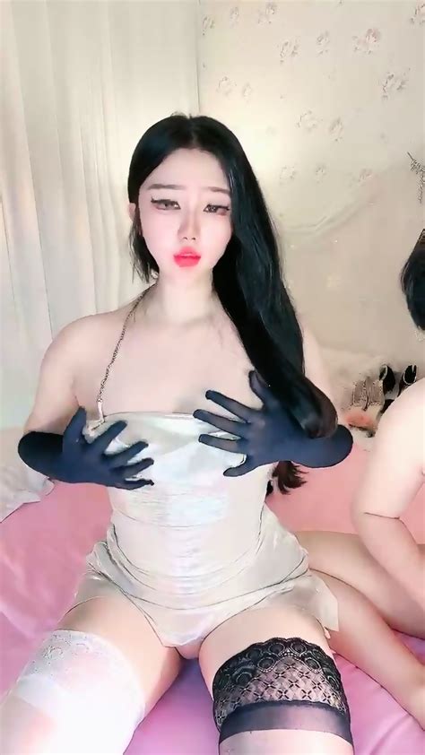 【芭比】丝袜母狗嘴叼精液避孕套！爆操翻白眼4 Eporner