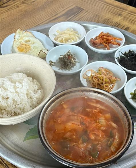창원맛집•창원데이트 민꾸 7천원에 두가지 메뉴를 먹을 수 있다고 ‘엄마식당 진해에 위치한 든든하게 한끼 먹을 수 있는곳인데요 비빔밥을 해먹을 수 있는 7가지