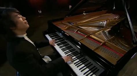 中国钢琴家朗朗弹奏《翻身的日子》，这表情太丰富了！