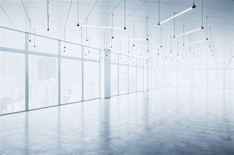 파노라마 창문 콘크리트 바닥 및 위에서 매달려있는 많은 Led 램프에서 도시 전망을 갖춘 높은 층의 넓은 조명 빈 홀에 대한 원근감이있는 부동산 개념 3d 렌더링 0명에