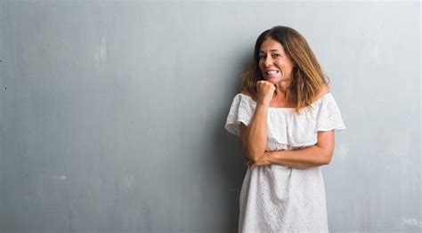 중세 스페인 여자 강조 하 고 손톱을 물어 뜯고 입에 손을 긴장을 찾고 회색 그런 지 벽을 통해 서 불안 문제입니다 감정에 대한 스톡 사진 및 기타 이미지 Istock